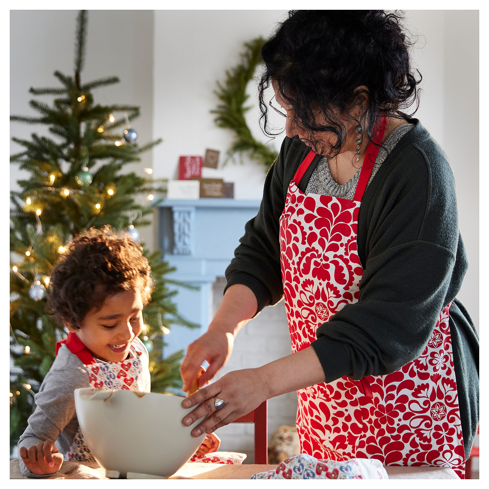 VINTERFINT apron floral pattern red 69x85 cm | IKEA Lietuva