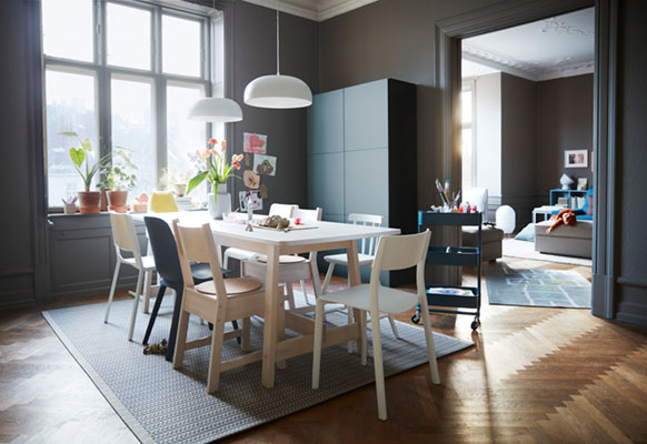 A full-house dining room that works for everyone
